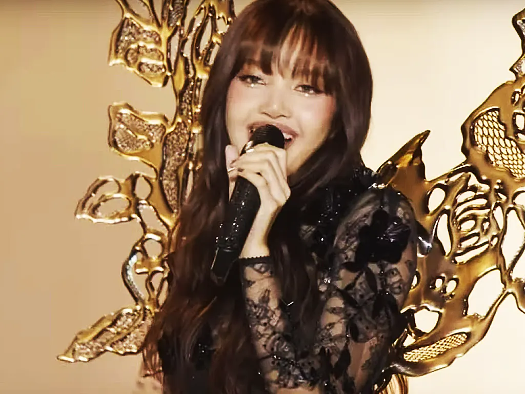 Lisa of Blackpink ignites Victoria’s Secret Fashion Show in powerful ...